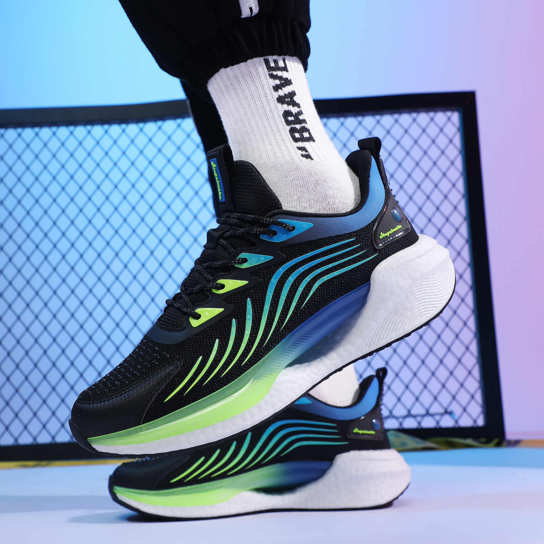Fly woven fluorescent sneakers in autumn