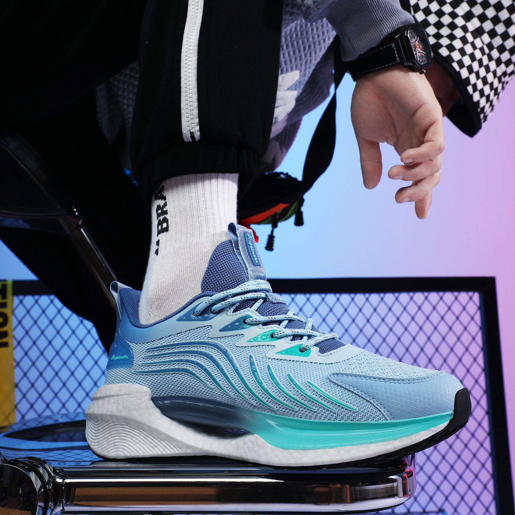 Fly woven fluorescent sneakers in autumn
